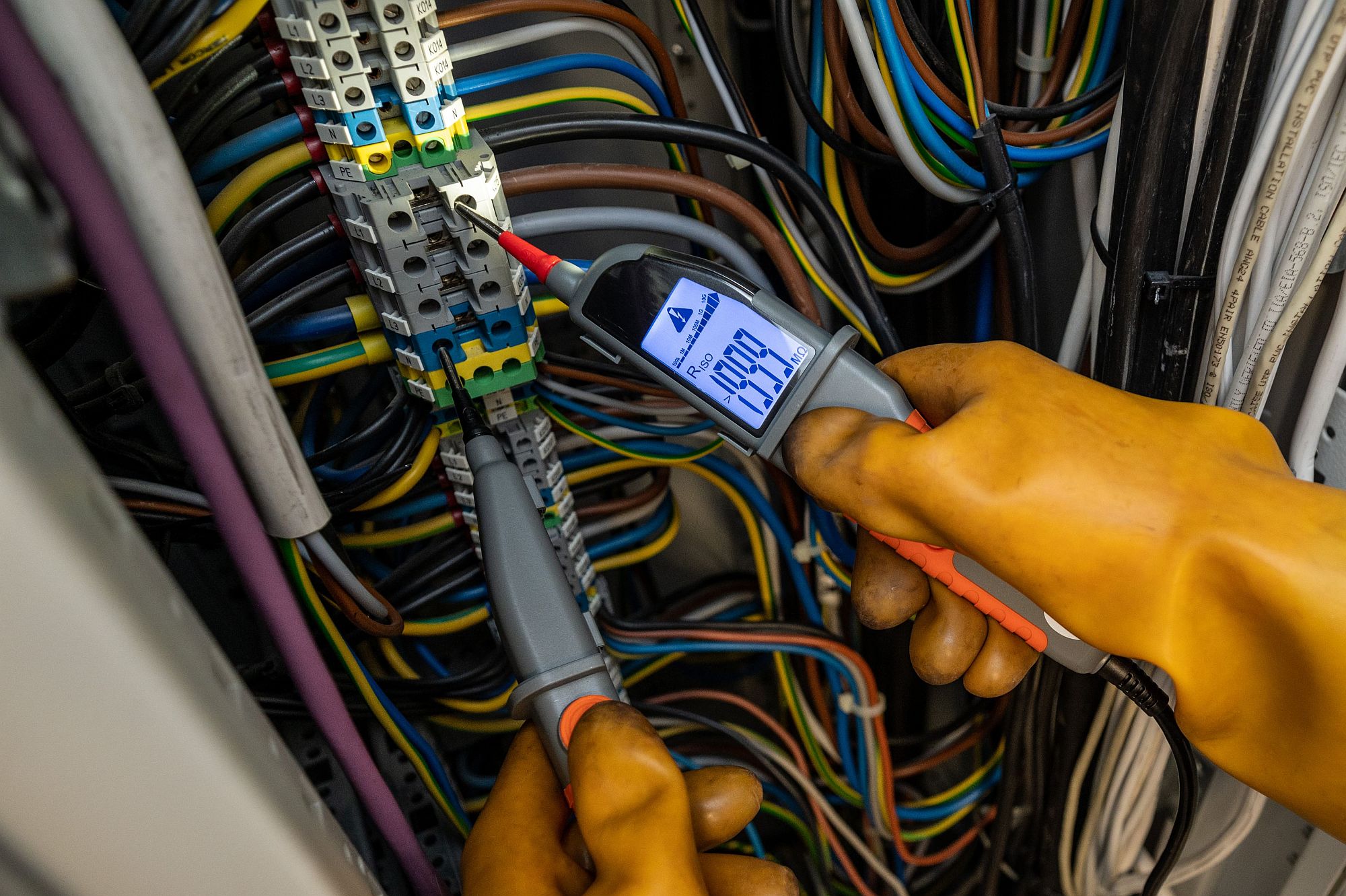 Convenient insulation resistance testing with Sonel MIC-5 - Sonel.sg